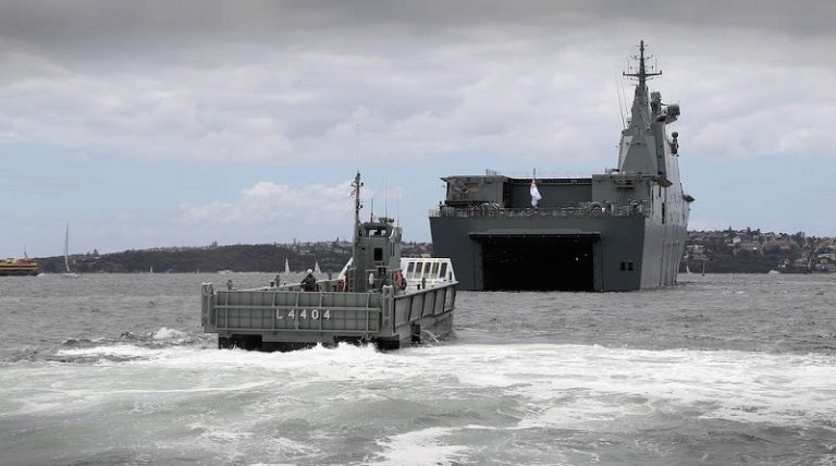 La Armada Australiana utiliza por primera vez las LHD Landing Craft ...