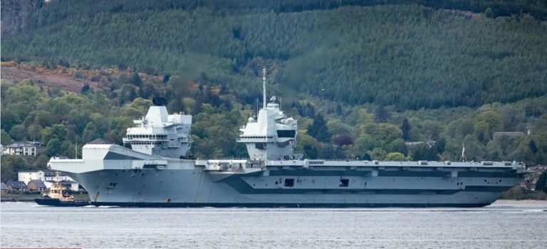 El portaaviones HMS Prince of Wales se ve obligado a permanecer en ...