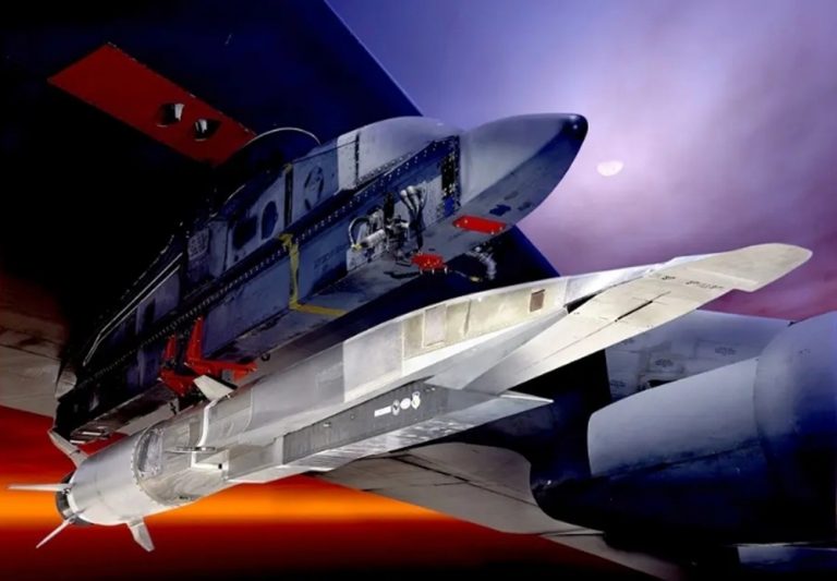Boeing avanza en la mejora del pilón del bombardero estratégico B-1 ...